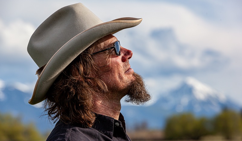 Sean Devine “Feelin’ Like An Old Piece Of Wood” – Listen – Americana UK