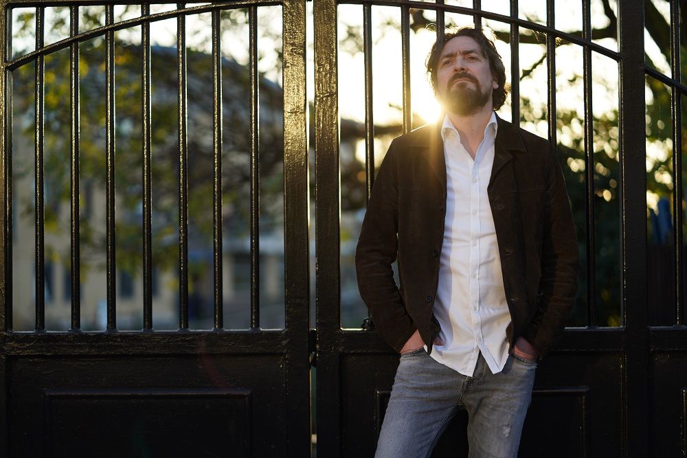 Video Premiere: Pete Gow “This City is a Symphony” – Americana UK