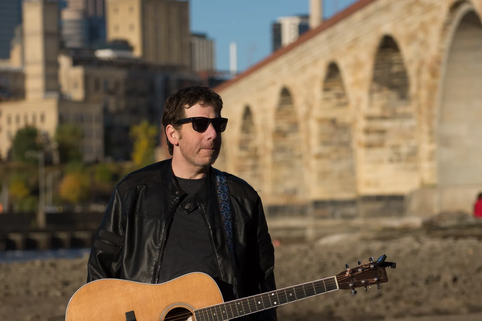 Video Premiere: Dan Israel “How Do I?” – Americana UK