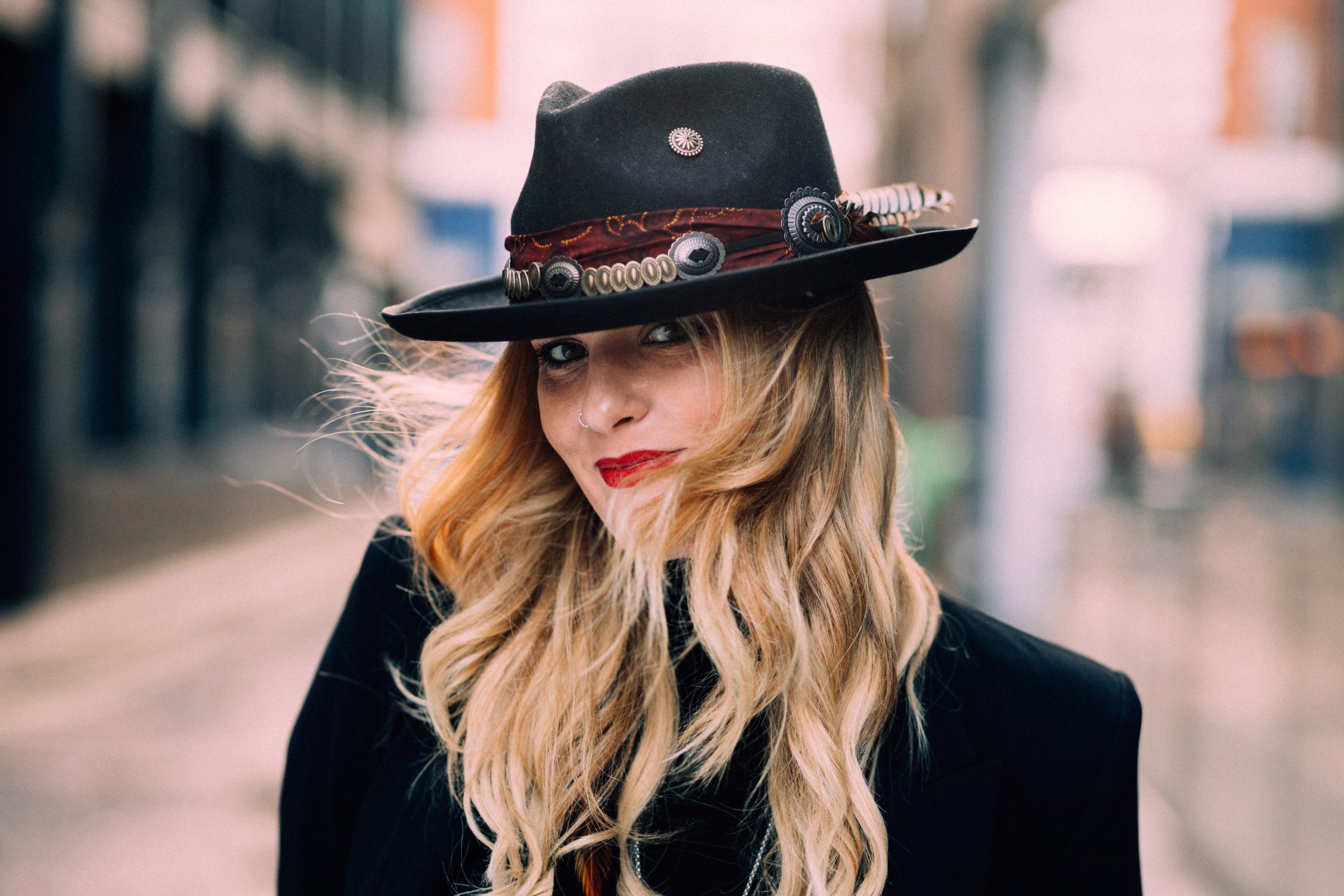 Video: Elles Bailey “Who’s That” – Americana UK