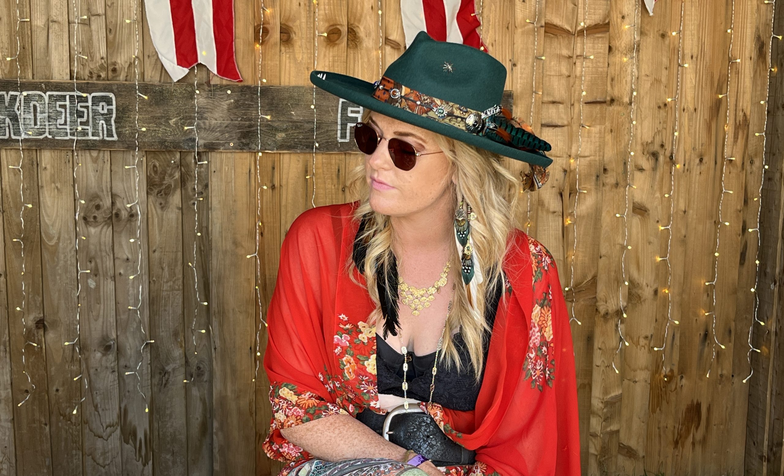 Exclusive AUK Black Deer Backstage Video: Elles Bailey – Americana UK