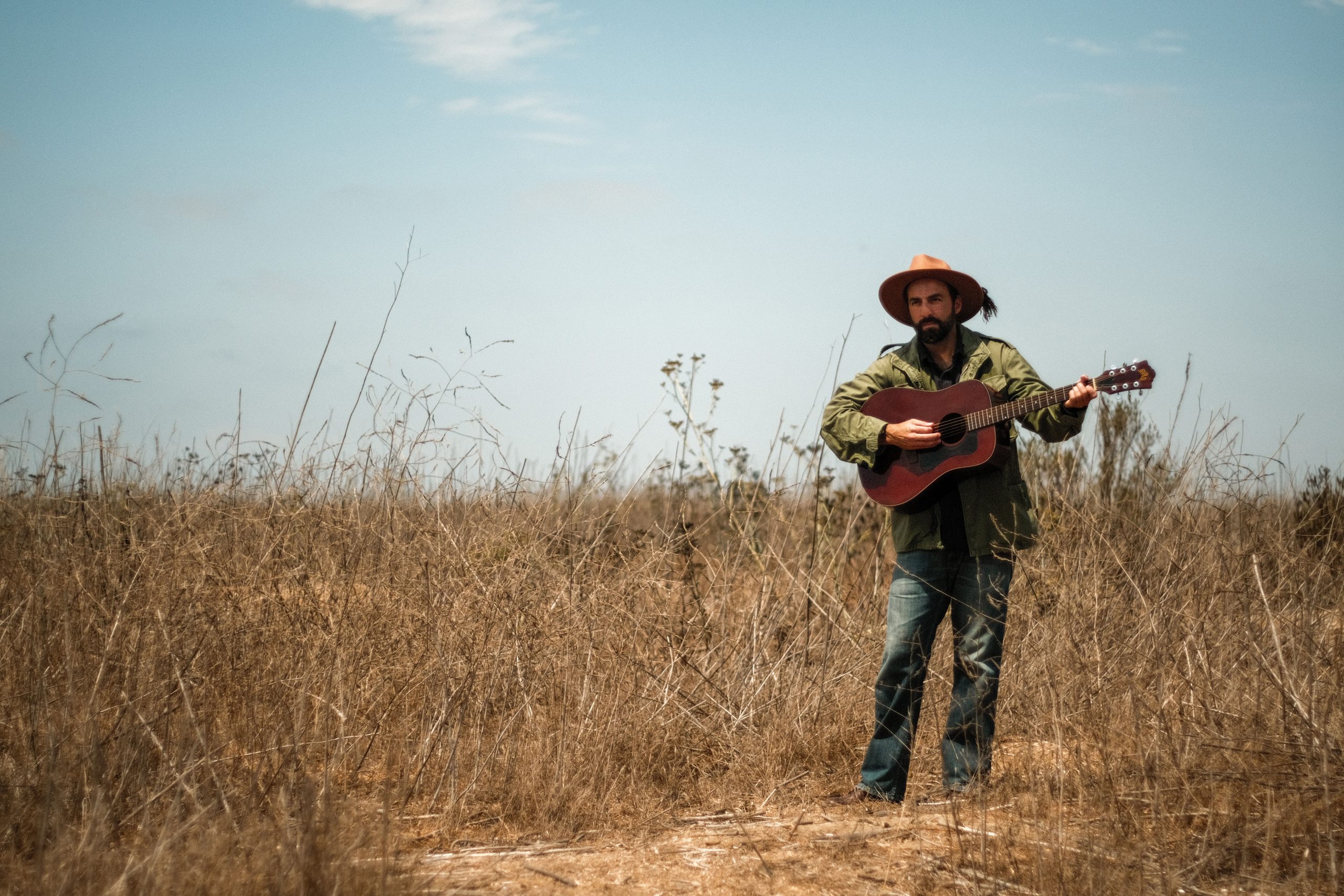 Video Premiere: Mike Robbie “Sideways” – Americana UK