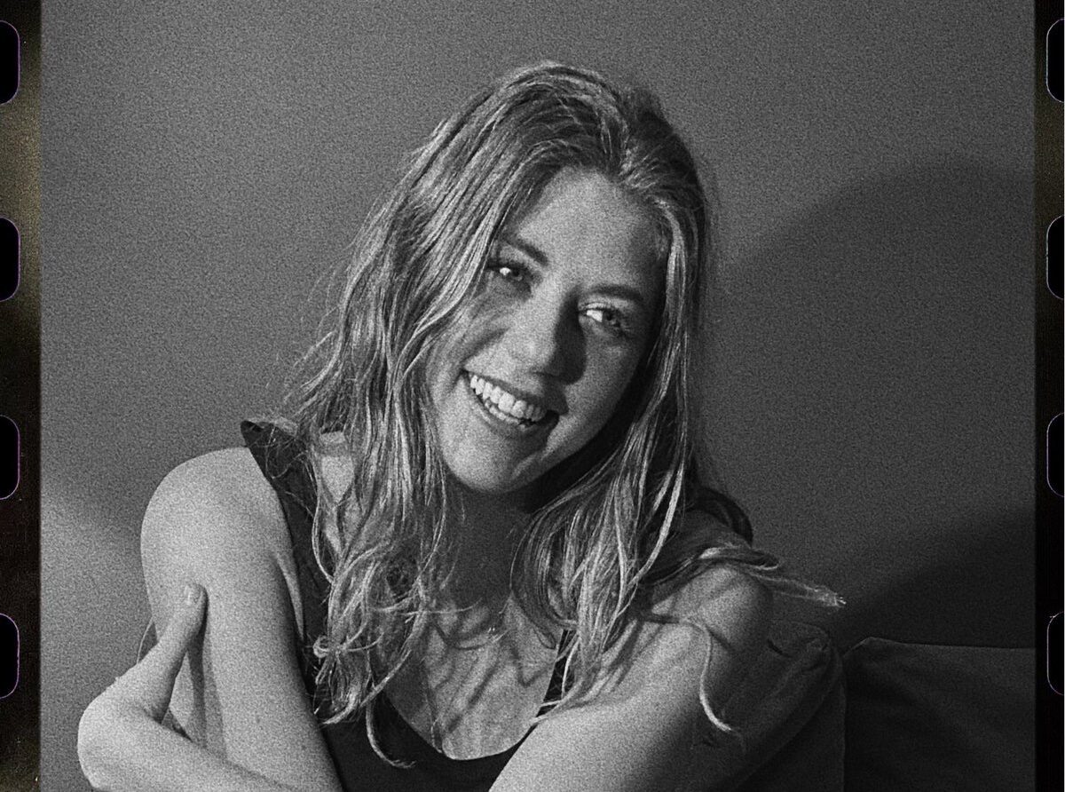 Video Premiere: Ella Clayton “Come Pass the Time” (live at Moonshot Studios) – Americana UK