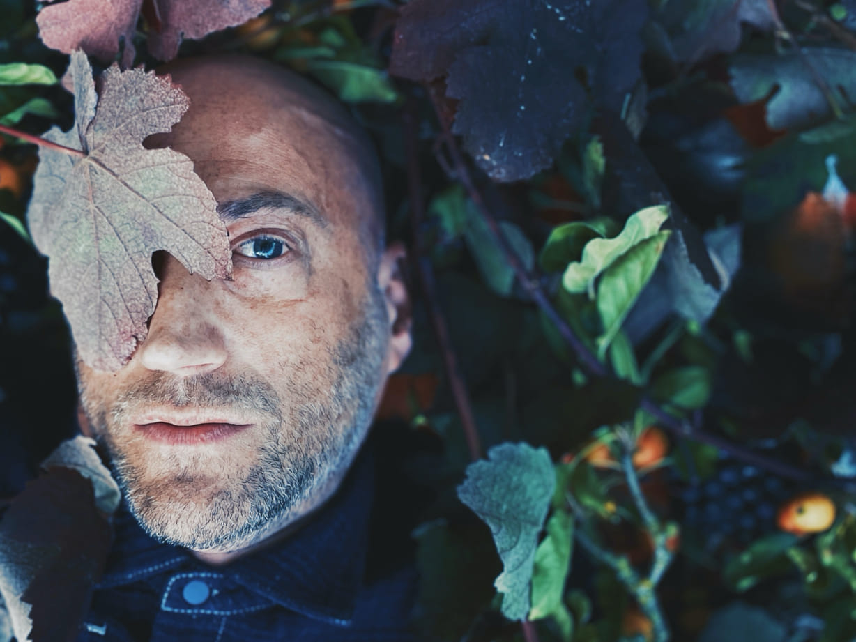 Video Premiere: Richard Neuberg “Crow Needs The Pine” – Americana UK